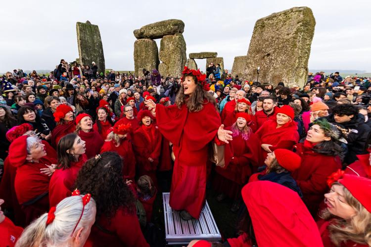 Thousands cheer as the sun rises on winter solstice at Stonehenge ...