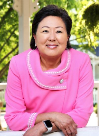 Community leader Jane Burgess announces run for Zionsville mayor ...