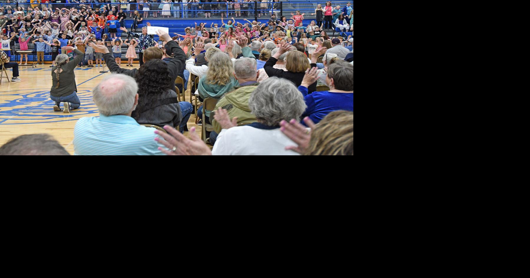 Thorntown Elementary grandparents day is crowd pleaser, hug festival ...
