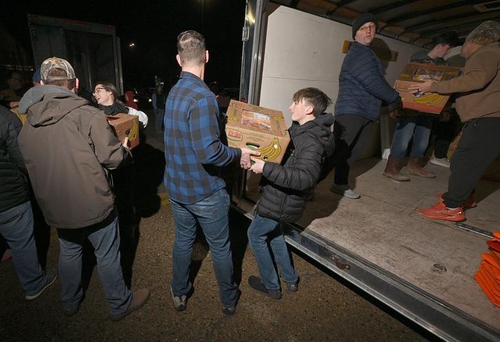 Volunteers spread Christmas cheer while delivering Tribune-Star food ...