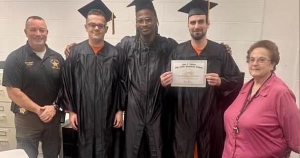 Boone County Jail inmates earn diplomas | Local News | reporter.net