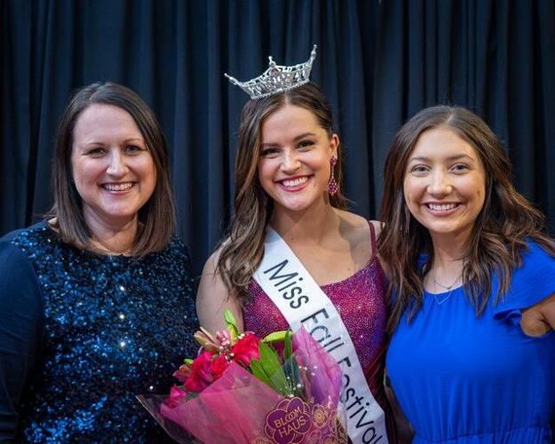 Zionsville’s Emilee Hunt named Miss Fall Festival | News | reporter.net
