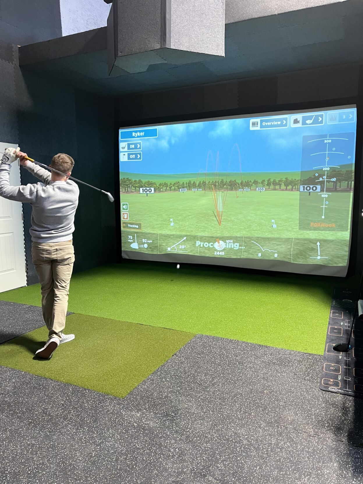 It’s tee time: Indoor golf swings into Rexburg | Local News | rexburgstandardjournal.com