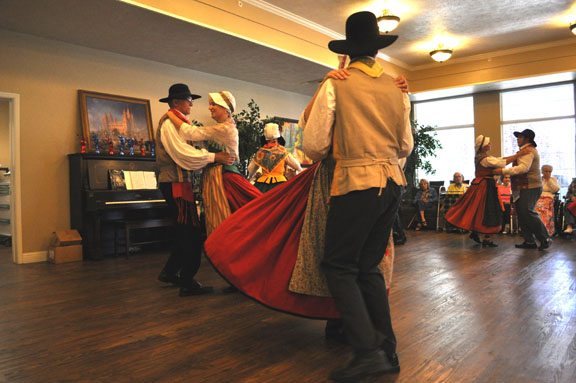 Folk dancers spread some happiness | News | rexburgstandardjournal.com