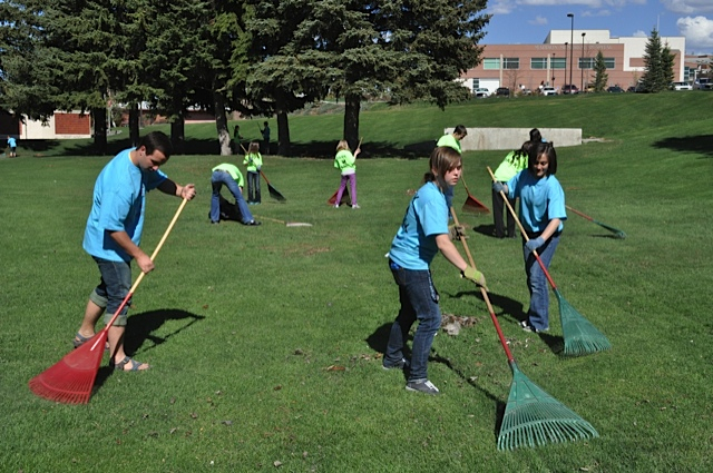 Volunteers clean Rexburg parks | News | rexburgstandardjournal.com