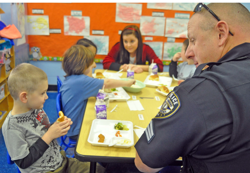 Thin Blue Lunch: Police chat with students, get them to eat broccoli ...