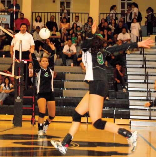 Elkettes Overcome Injury to Key Player, Win First Two | Sports ...