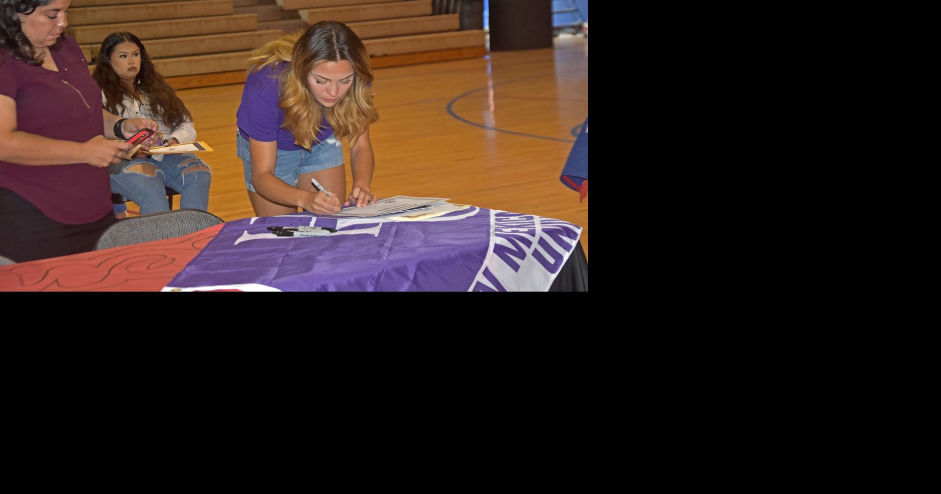 McCurdy Track Star Allison Cantrell Signs with Highlands | Sports | riograndesun.com