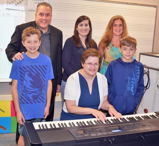 School receives donation of electric piano | Culture | romesentinel.com
