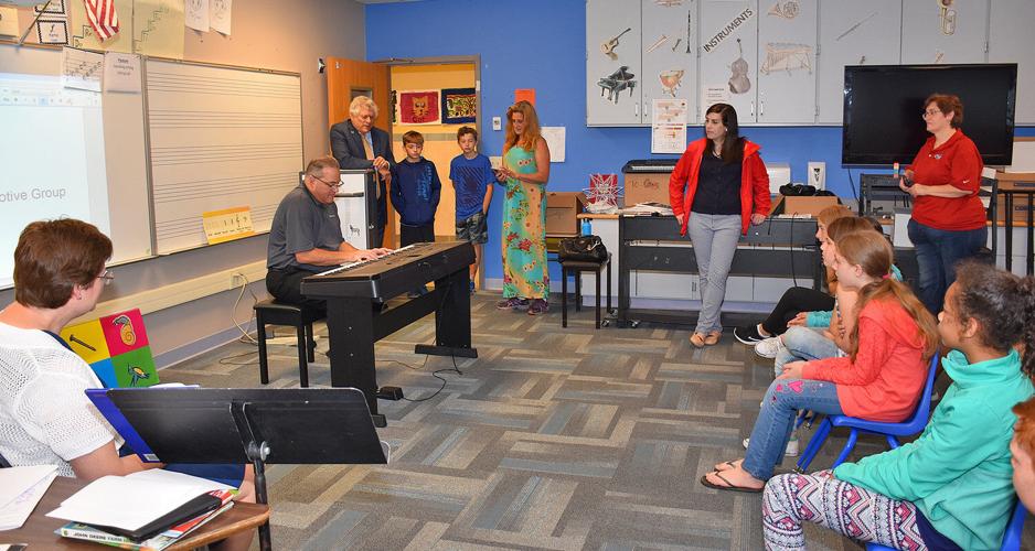 School receives donation of electric piano | Culture | romesentinel.com