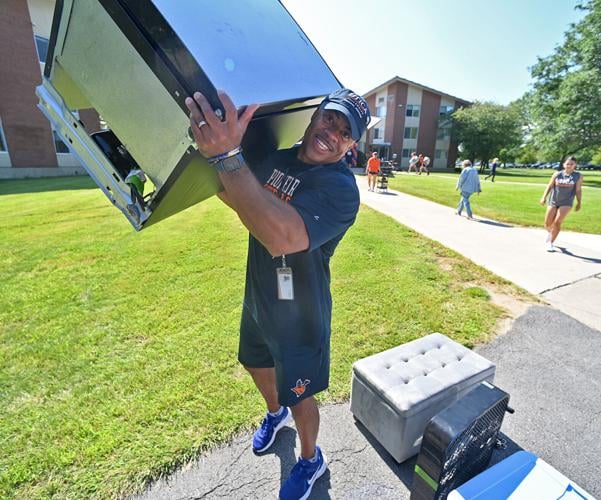 SNAPSHOT: Utica University Move-In Day | Multimedia | romesentinel.com