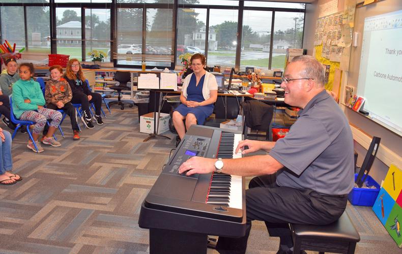 School receives donation of electric piano | Culture | romesentinel.com