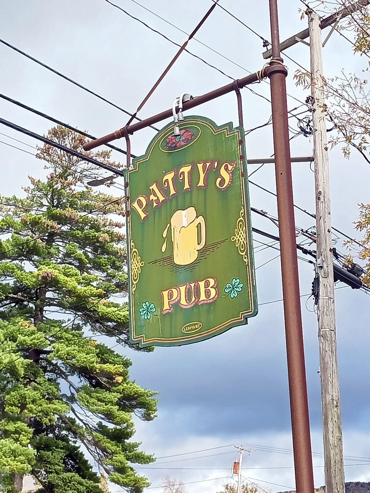 MV DINERS, DIVES AND DRIVE-INS: Patty’s Pub in Bridgewater brims with ...