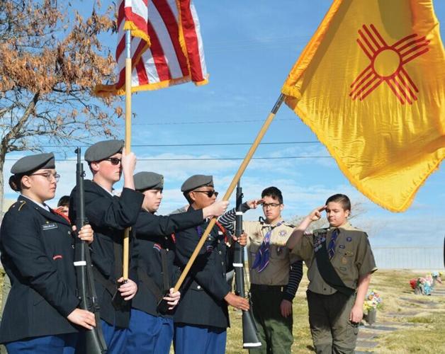 Volunteers honor vets with wreaths | News | rrobserver.com