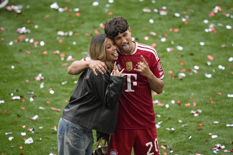 Bayern Munich finally receives Bundesliga trophy and celebrates | Pro ...