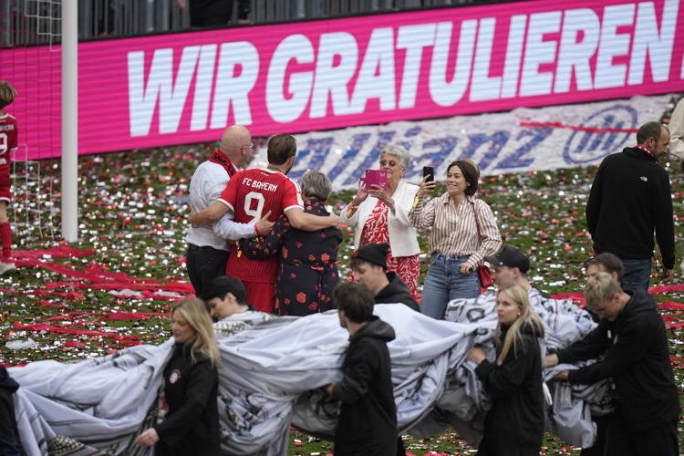 Bayern Munich finally receives Bundesliga trophy and celebrates | Pro ...