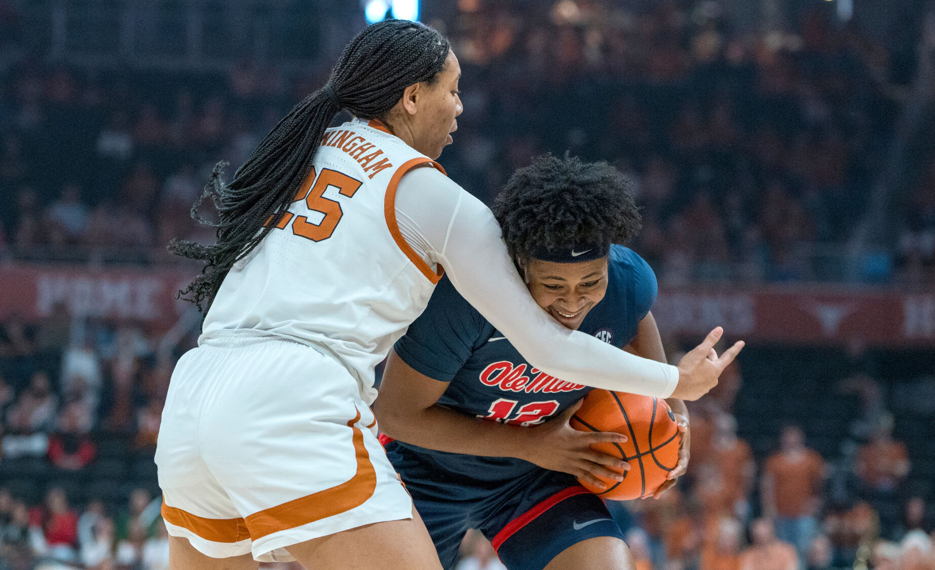 Lee scores 17 and makes clutch play to help No. 2 Texas survive No. 15 ...