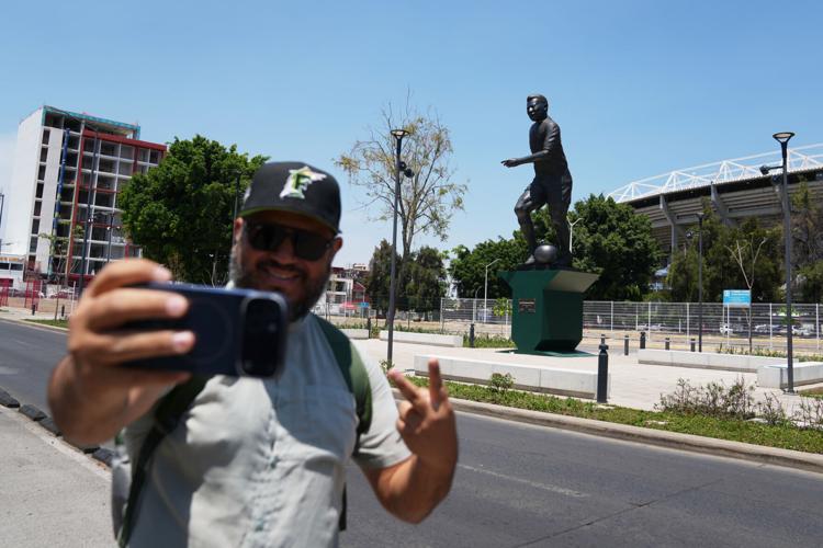 Towering statue of Pelé unveiled in Guadalajara ahead of the World Cup ...