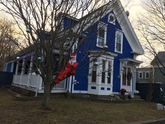 Life-size elf brings joy to passersby | News | salemnews.com