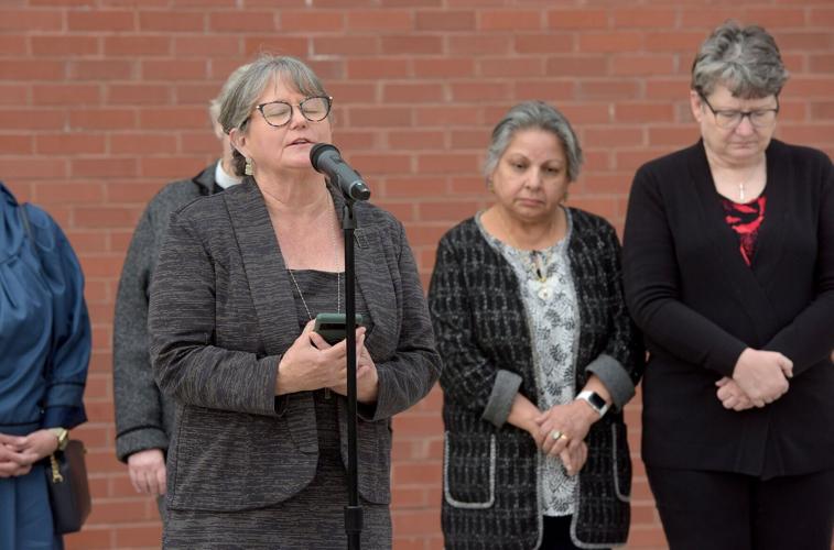 Hundreds gather at vigil in memory of former Lawrence police officer ...