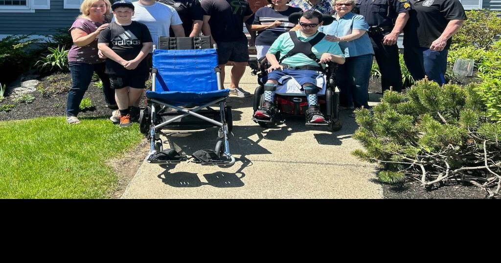 Matthew Scanlan receives stroller from Salem police (group photo ...