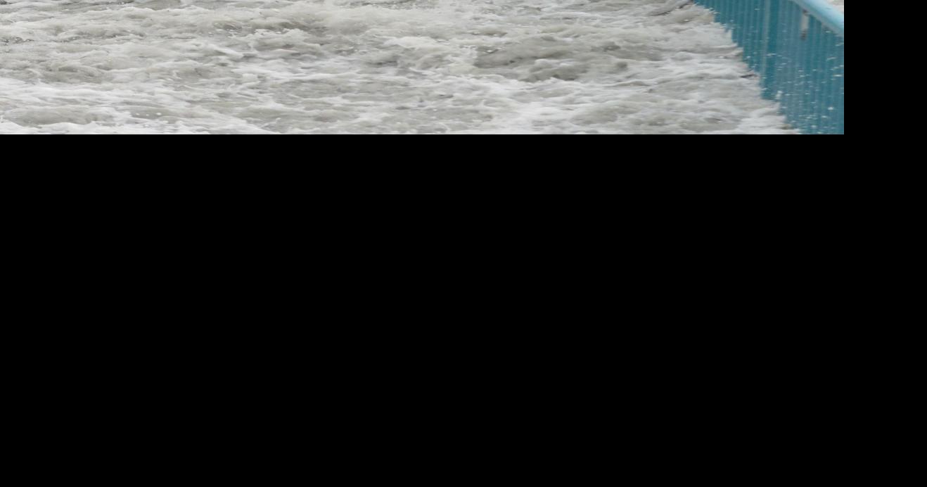 Weakening but still powerful Matthew plows up Atlantic coast | News ...