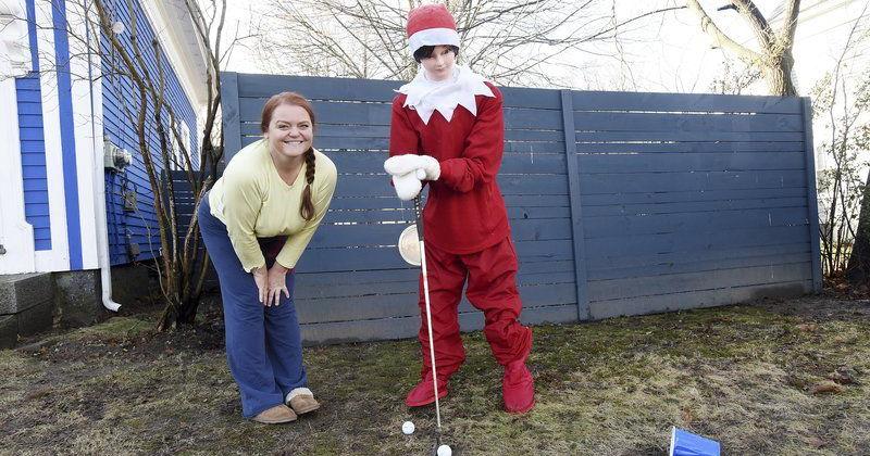 Just 'elfing' around | Lifestyles | salemnews.com