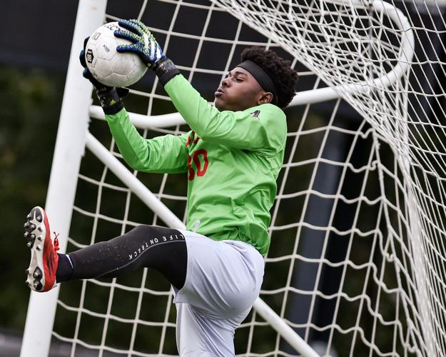 Pina helps Marblehead boys soccer slip past Salem | Sports | salemnews.com