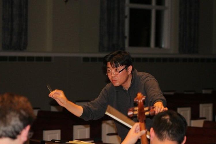 Conductor leads Gordon Symphony Orchestra with emphasis on harmony ...