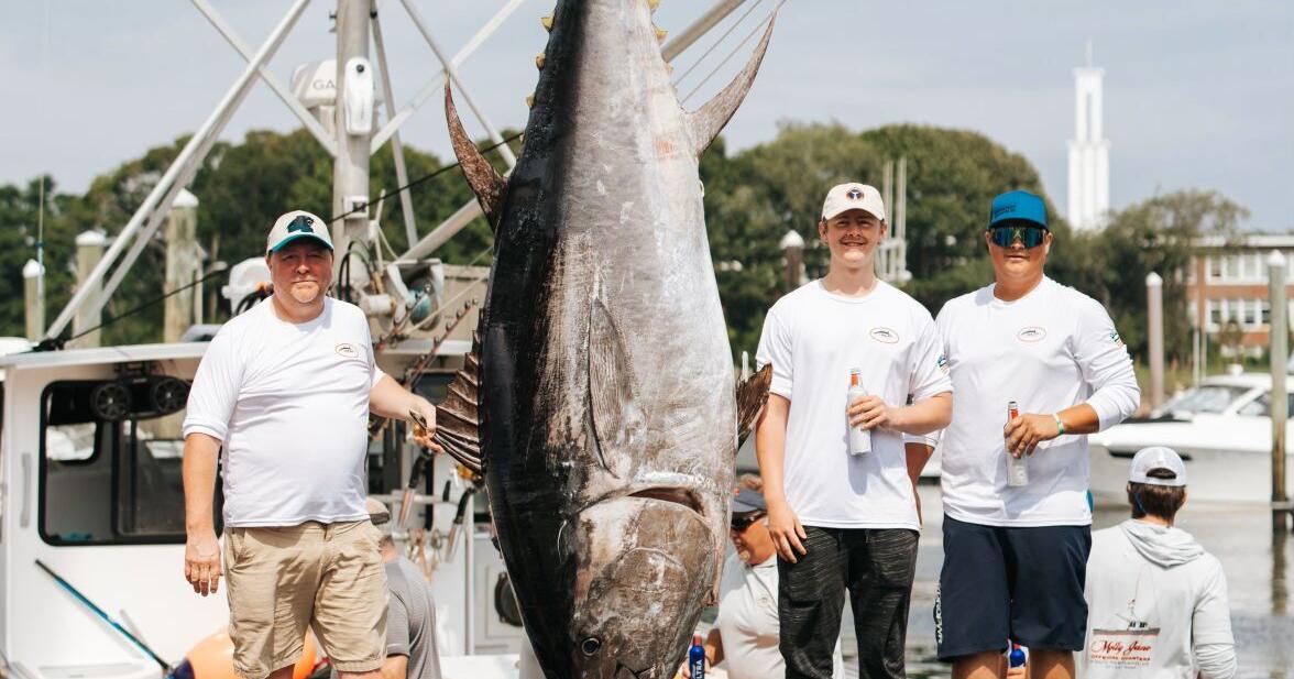 Father and sons from out west charter winning Bluefin Blowout boat ...