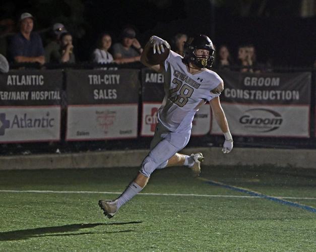 Undermanned Fenwick rises up, takes down Marblehead football in season ...