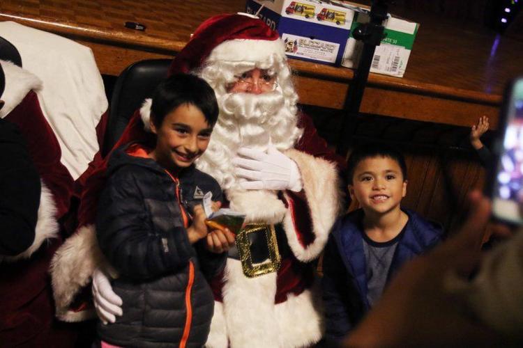 Hundreds stroll around Peabody for the holidays | Local News ...