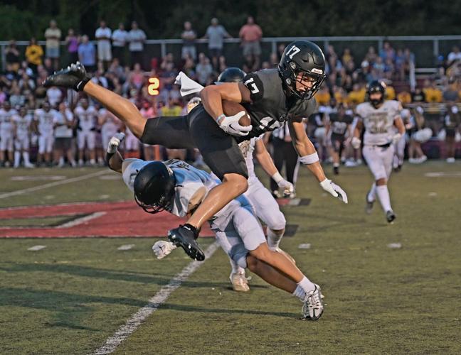 Undermanned Fenwick rises up, takes down Marblehead football in season ...