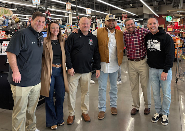 United Way Celebrity Bagging event | News | sandmountainreporter.com