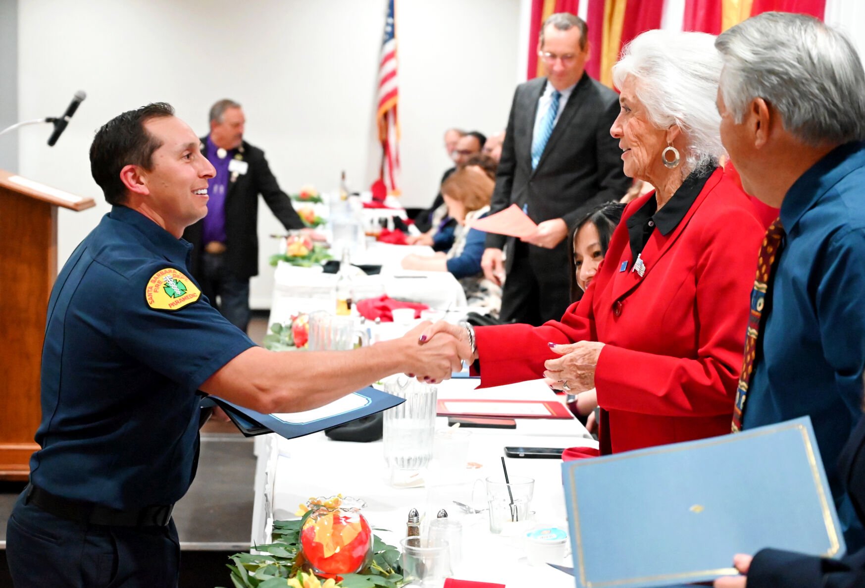Bomberos y personal de primeros auxilios de las agencias del condado ...