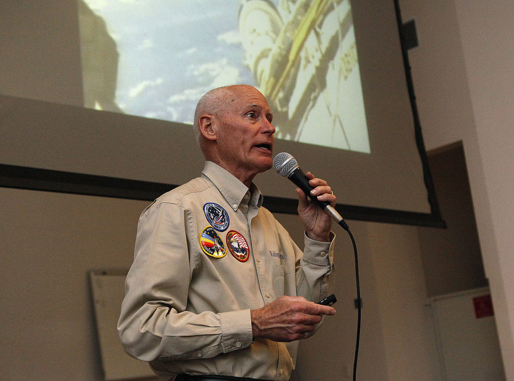 Retired astronaut tells students to aim for stars | Education ...
