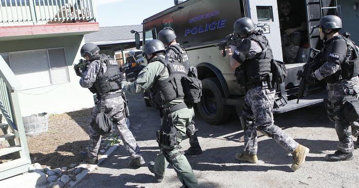 SWAT surrounds apartments to serve warrants in training exercise ...