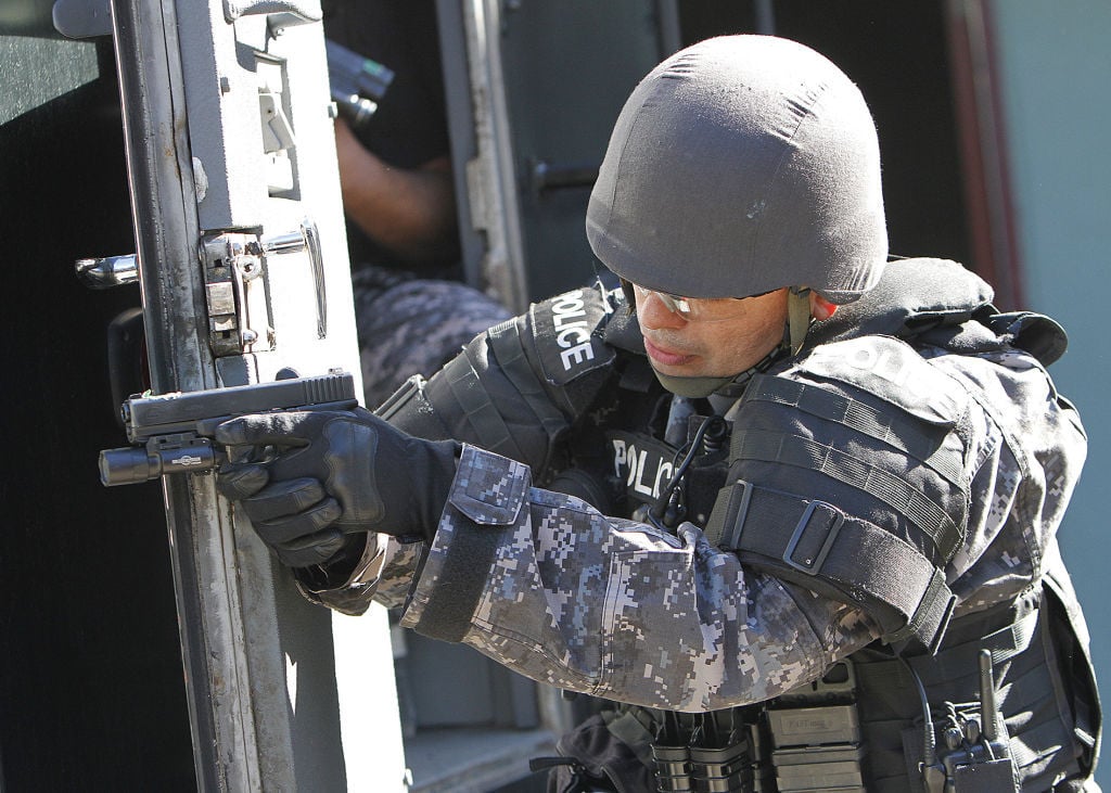 SWAT surrounds apartments to serve warrants in training exercise ...