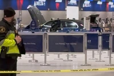 Auto se estrella contra entrada a aeropuerto en Detroit y causa seis ...