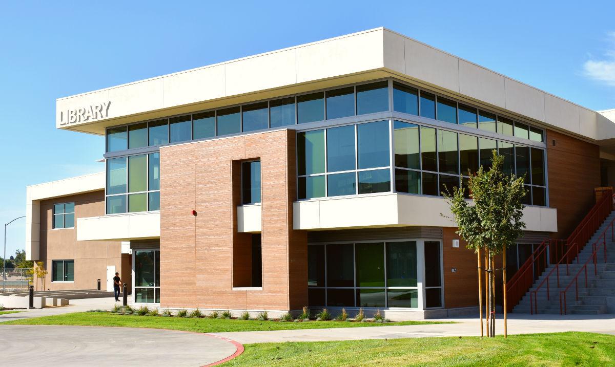 Bill Libbon Elementary School library filled with 12,000 books ...