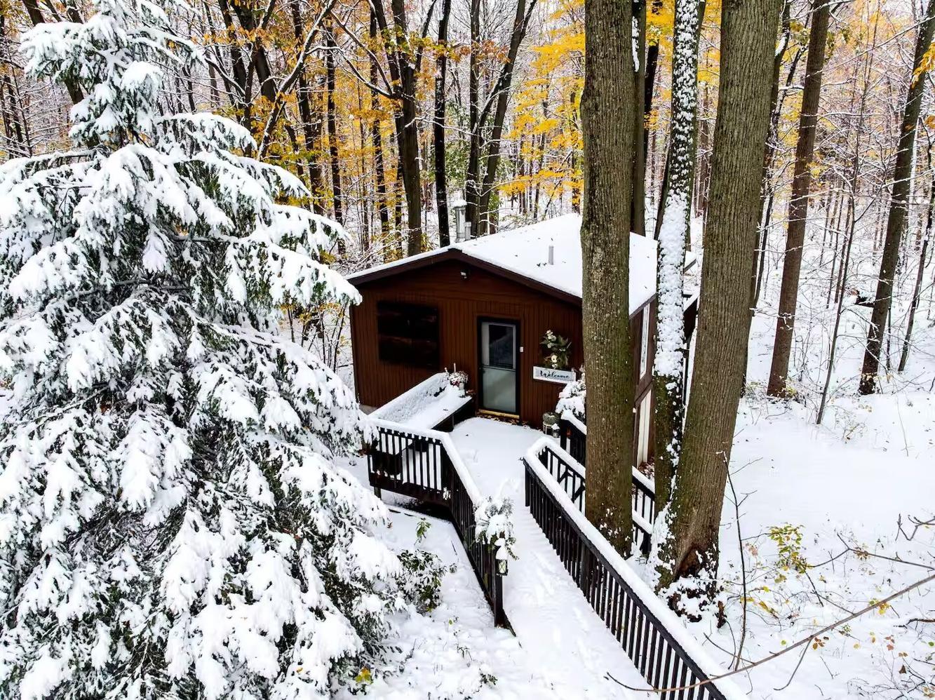 10 Charming Michigan Cabins to Escape to This Winter | Things to Do ...