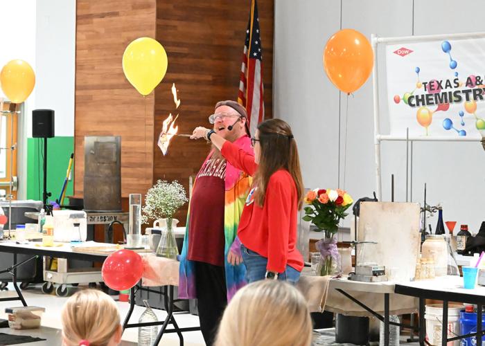 MAGIC IN SCIENCE: Chemistry professor pairs fun with chemistry in ...