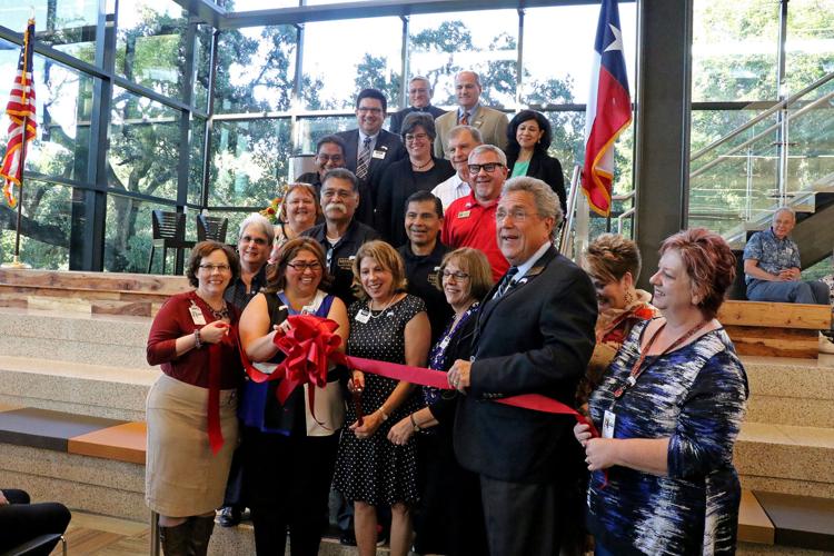 Residents turn out as city opens library | News | seguingazette.com