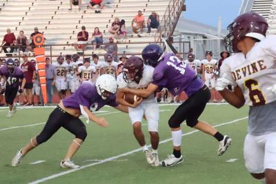 Navarro tackles scrimmage against Devine | Sports | seguingazette.com