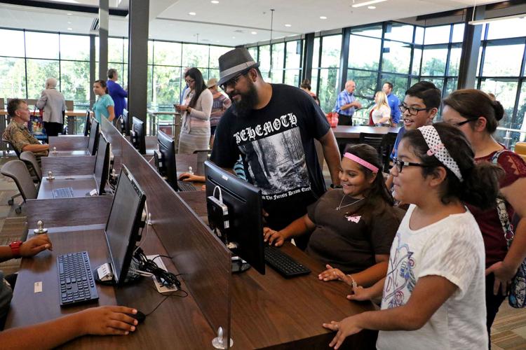 Residents turn out as city opens library | News | seguingazette.com