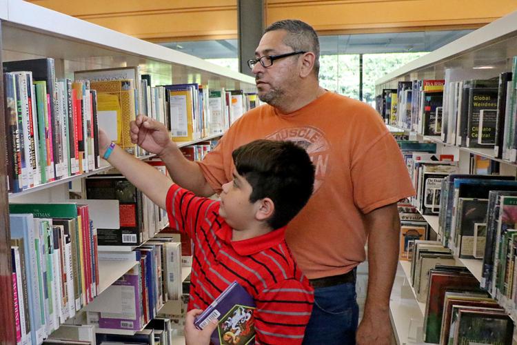Residents turn out as city opens library | News | seguingazette.com