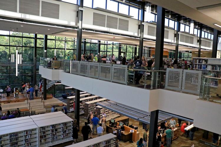 Residents turn out as city opens library | News | seguingazette.com
