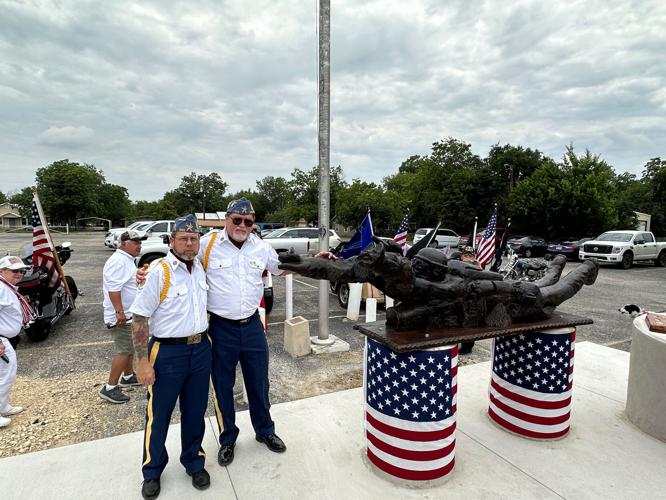 New statue in Seguin pays homage to military veterans, service dogs ...