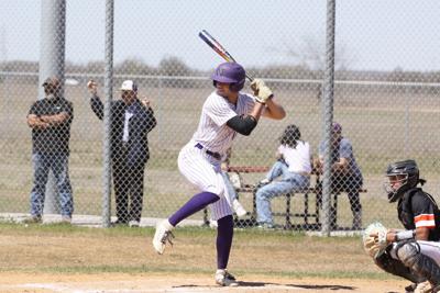 Panthers split district games with 10th-ranked Davenport | Sports | seguingazette.com