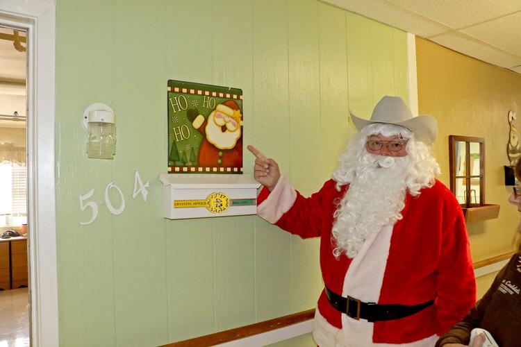 Sheriff Santa and company bring joy to residents | News | seguingazette.com